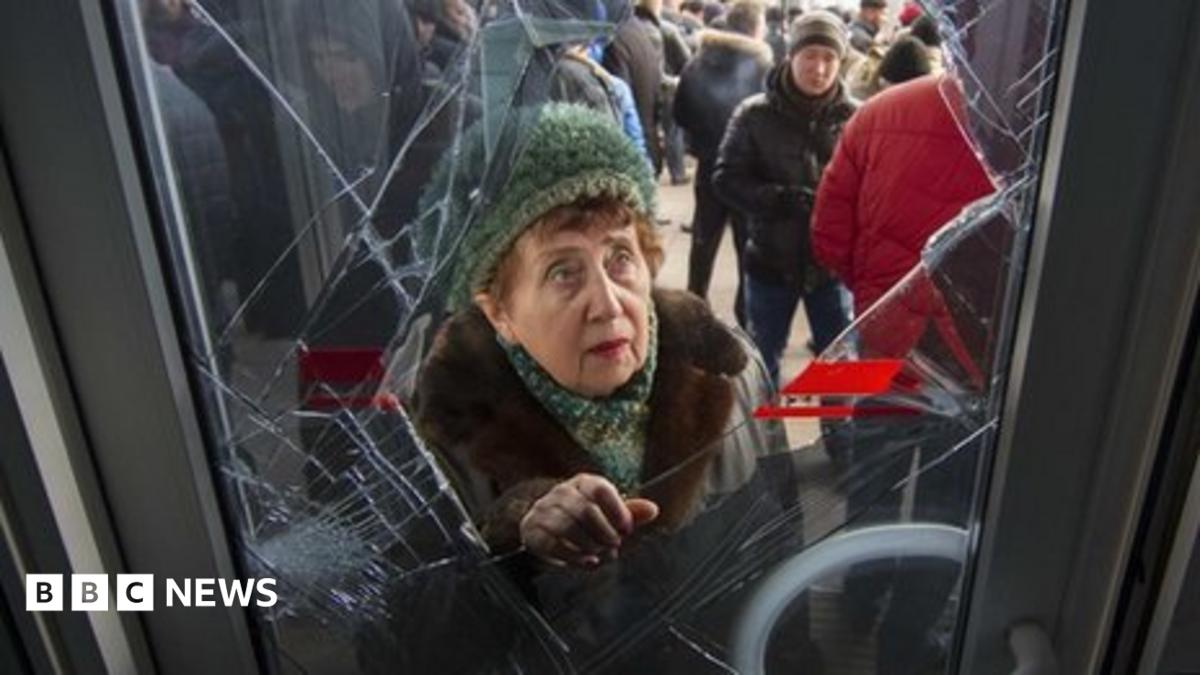 In pictures: Ukraine on alert amid Russia intervention - BBC News