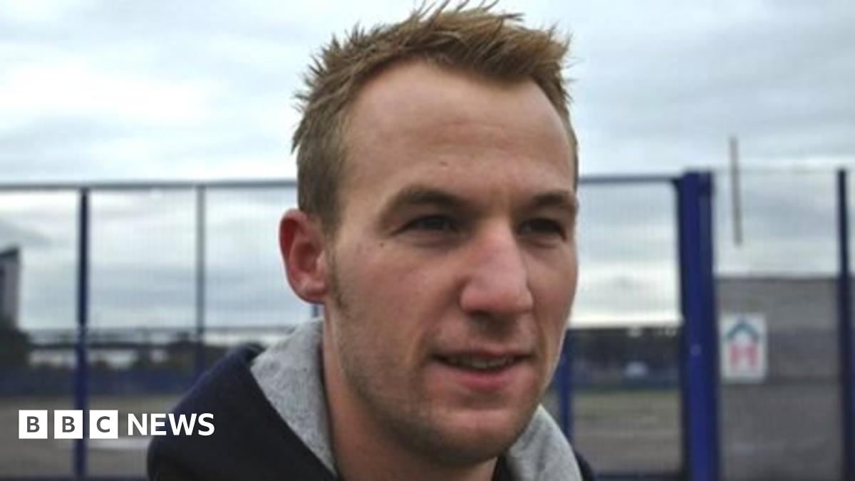 Tributes to Gareth Roberts after fatal 4x4 hill fall - BBC News