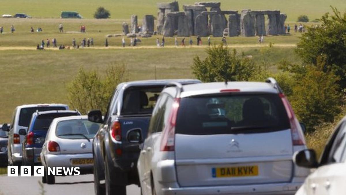 Stonehenge tunnel only 'realistic solution' to A303 congestion - BBC News