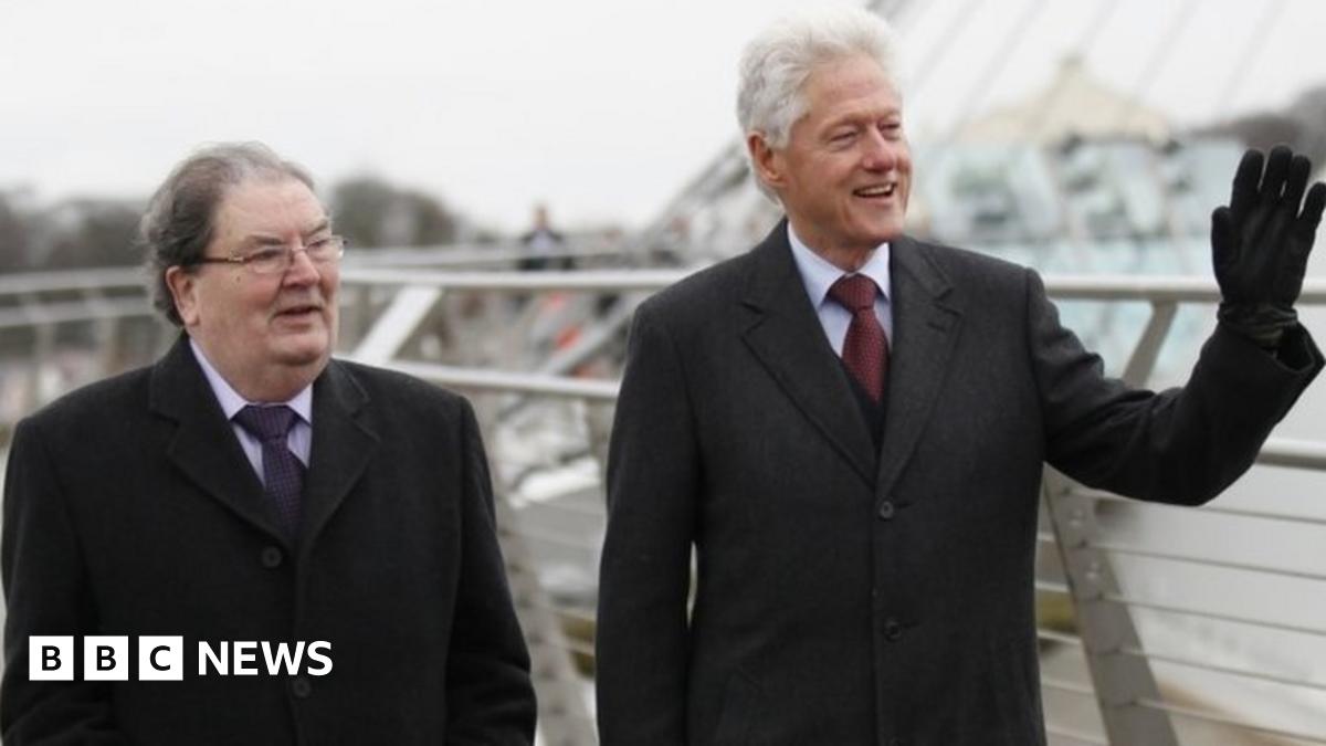 Bill Clinton soaks up political limelight in Londonderry - BBC News