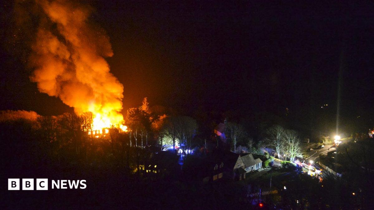 Fire destroys flats in Isle of Wight - BBC News