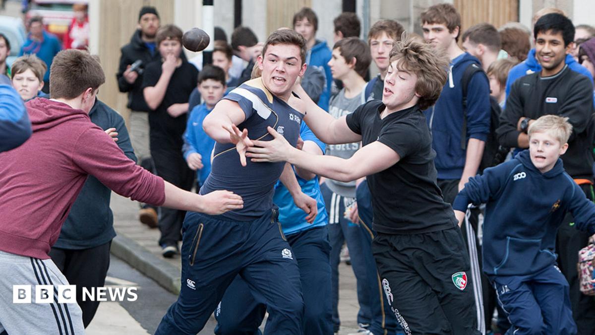 In pictures: Jedburgh hand ba' - BBC News