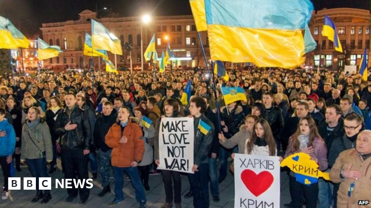 Ukrainian and Russian views on Crimea - BBC News