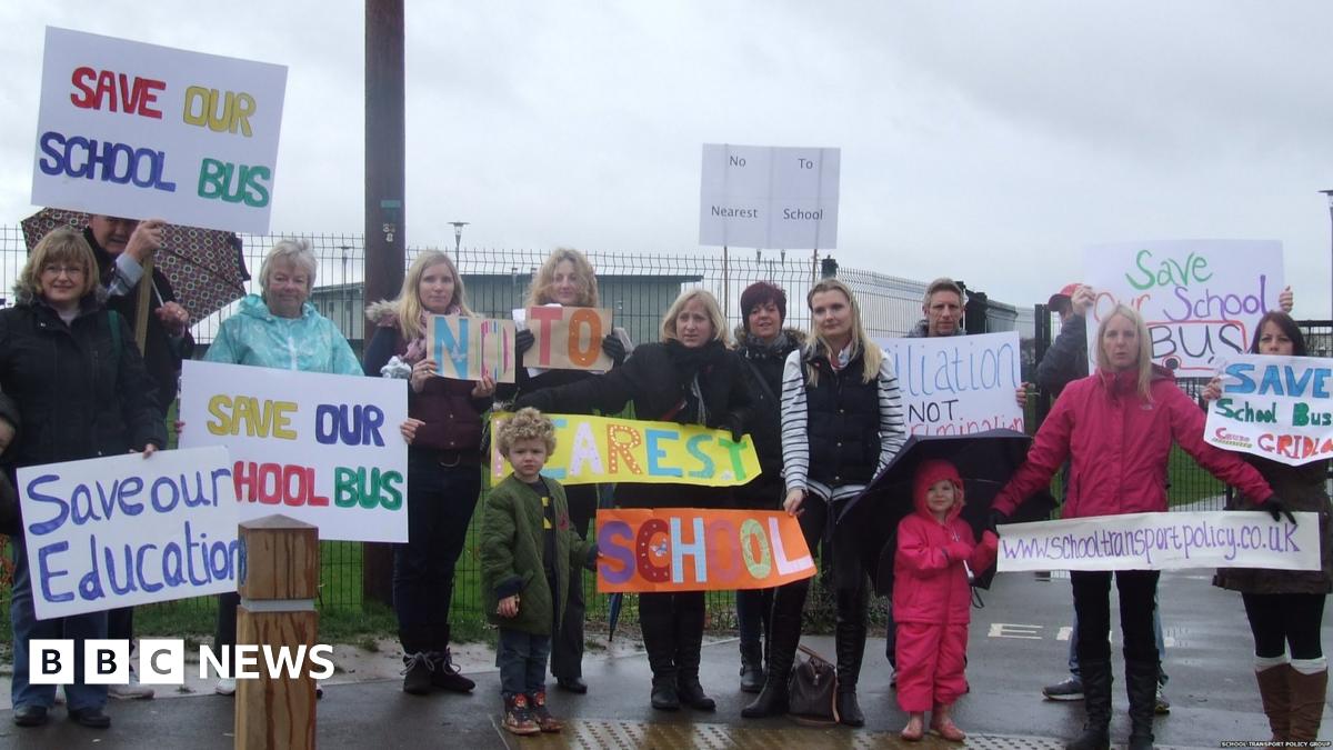 Leicestershire parents protest over school bus changes - BBC News