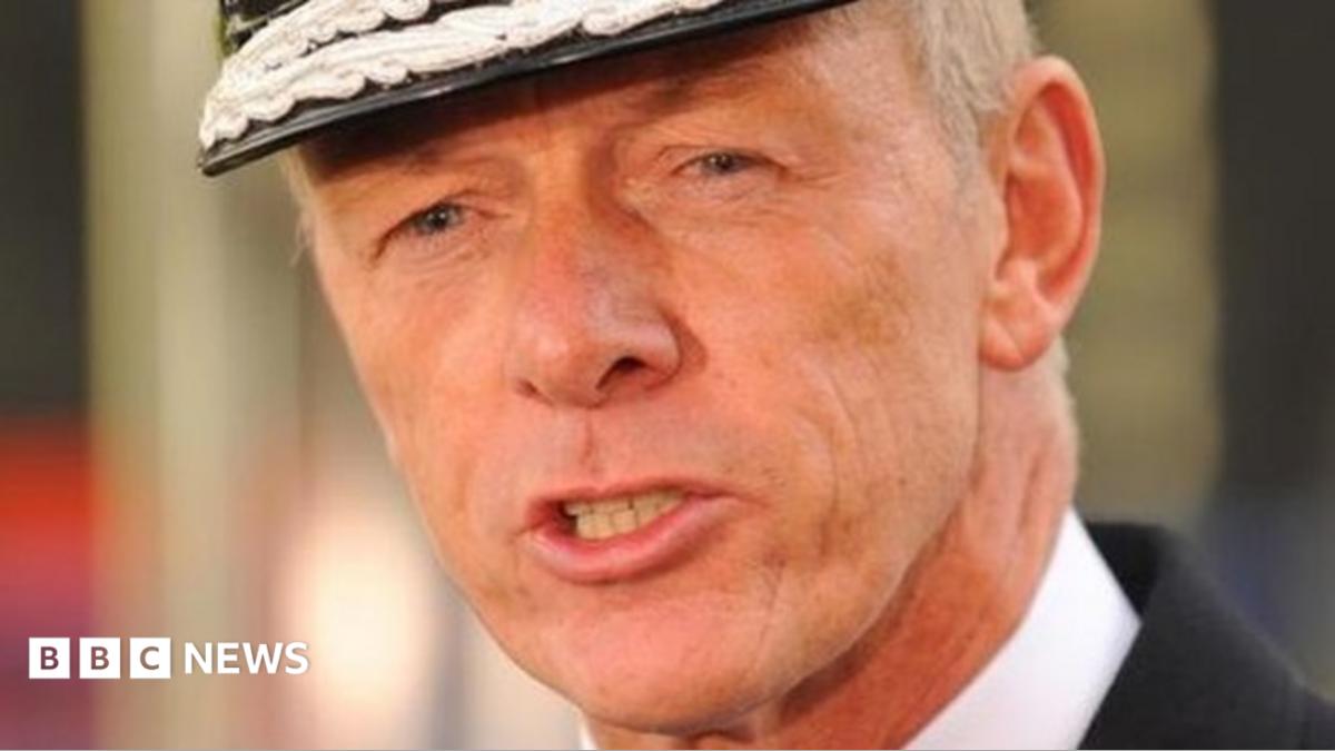 Hogan-Howe vows to restore trust in Met after new Lawrence row - BBC News