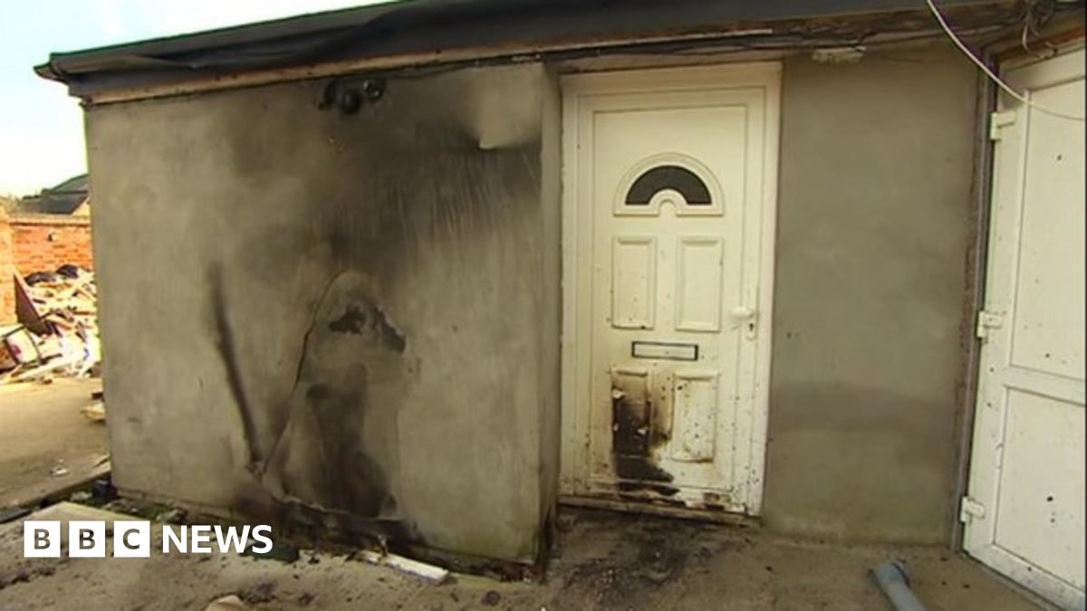 Milton Keynes mosque fire: Richard Bevington jailed for arson - BBC News