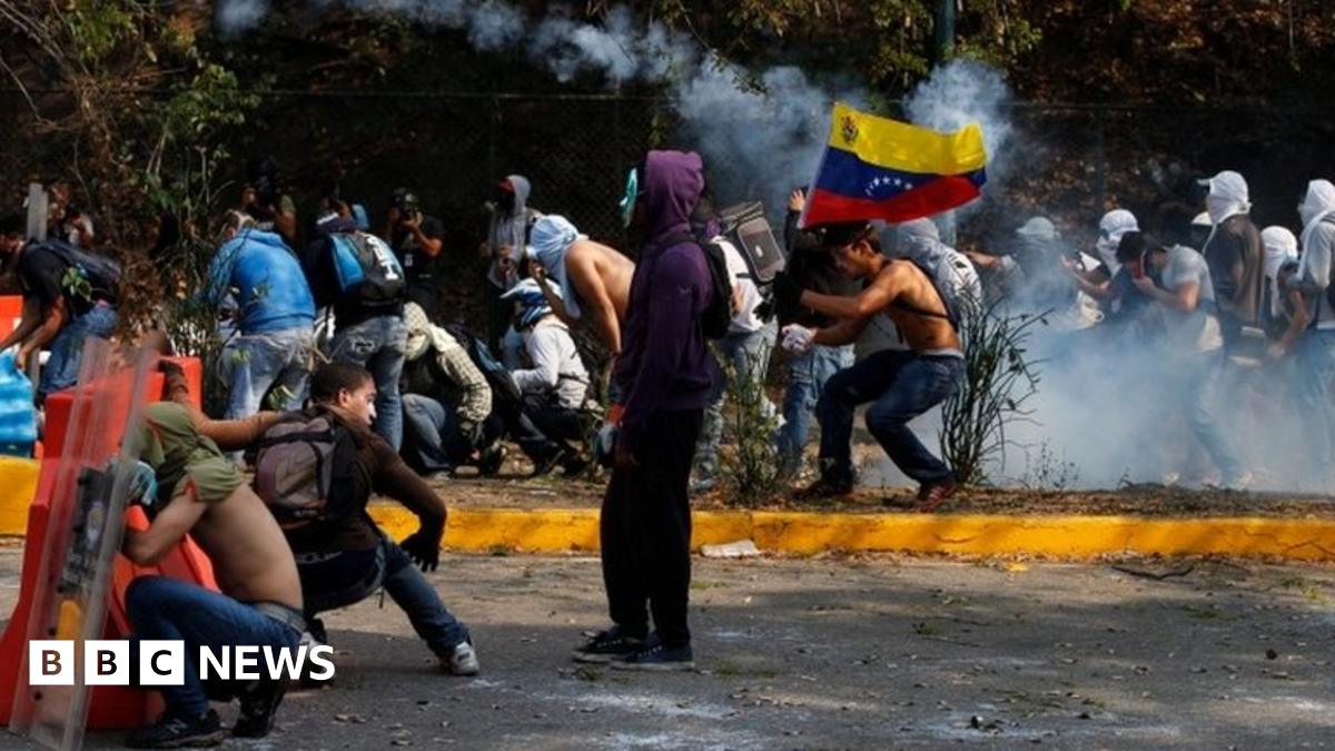 Venezuela protests: Three killed in fresh unrest - BBC News