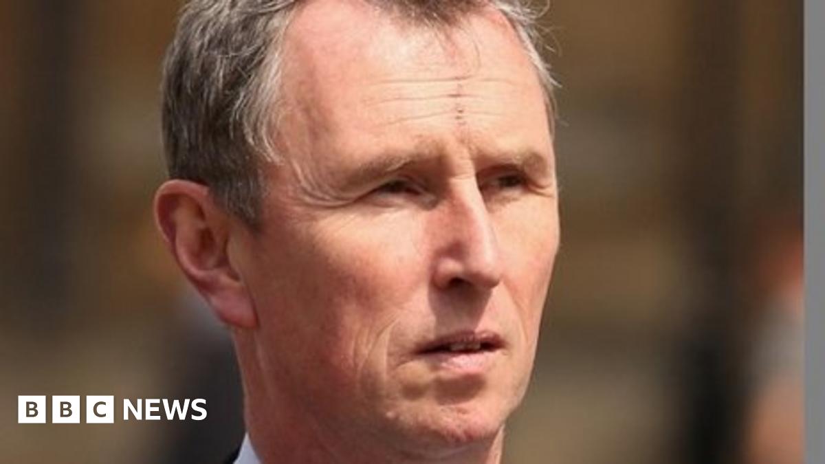 Nigel Evans trial: MP 'in love' with alleged victim - BBC News