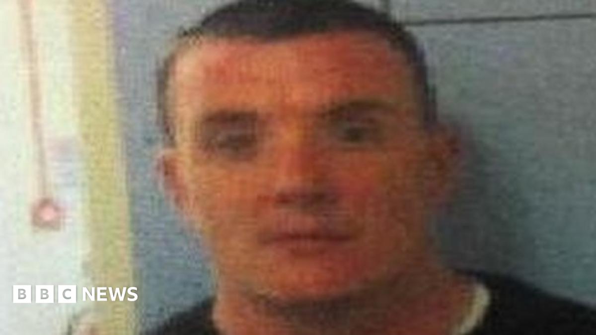 Anthony Smith absconds from Castle Huntly prison - BBC News