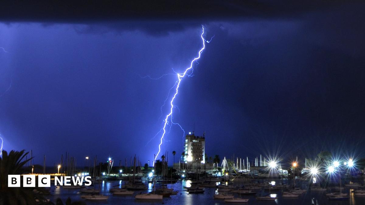 Small Data: What are the chances of being hit by lightning? - BBC News