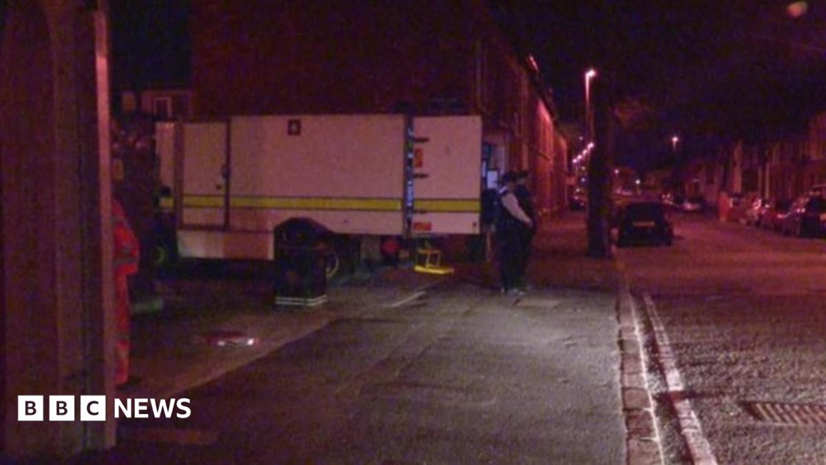 Explosive device found in south Belfast - BBC News
