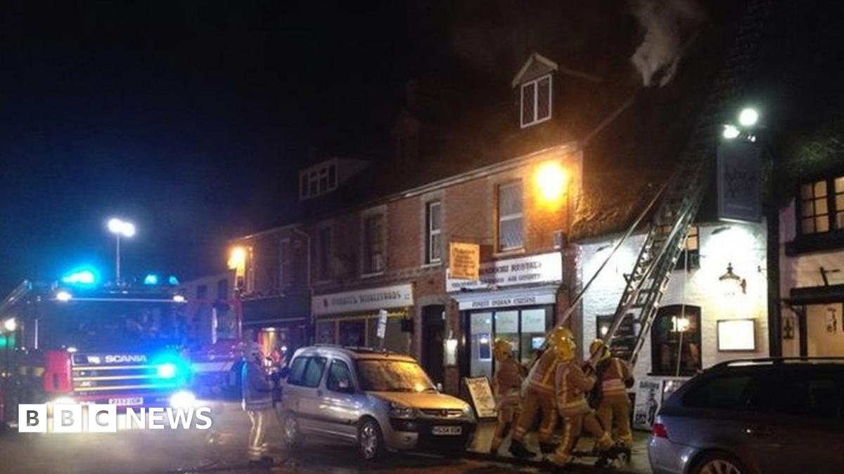 Wareham's King's Arms pub fire - BBC News