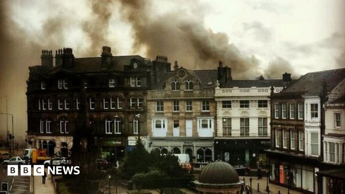 Harrogate Prezzo fire 'hammer blow' to town - BBC News