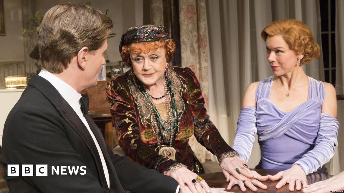 Angela Lansbury 'sparkling' in Blithe Spirit - BBC News
