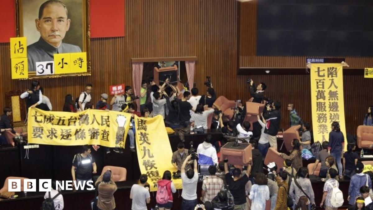 Protesters occupy Taiwan parliament over China trade deal - BBC News