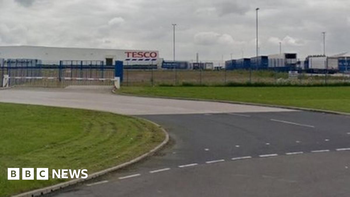 Man 'crushed' at Tesco distribution depot in Widnes - BBC News