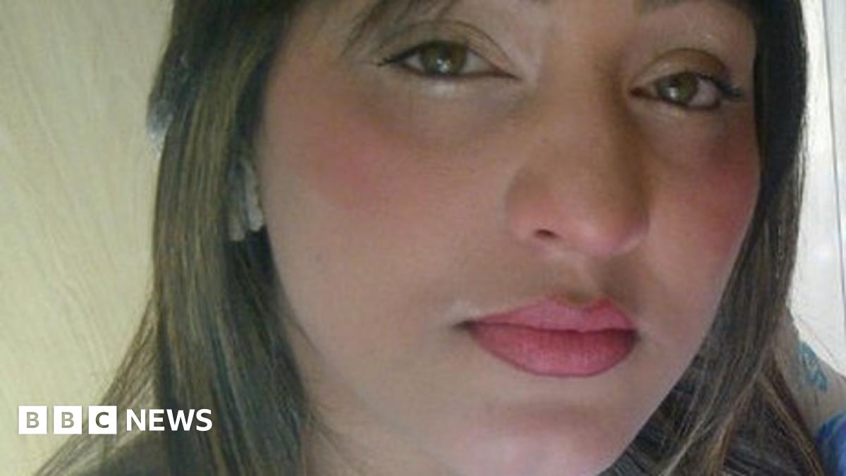 Farkhanda Younis murder: Husband jailed for life for stabbing - BBC News