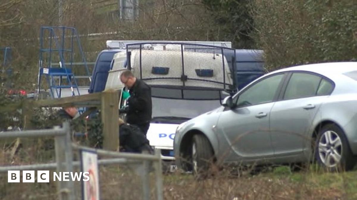 Rothwell travellers' site drugs raid suspects bailed - BBC News