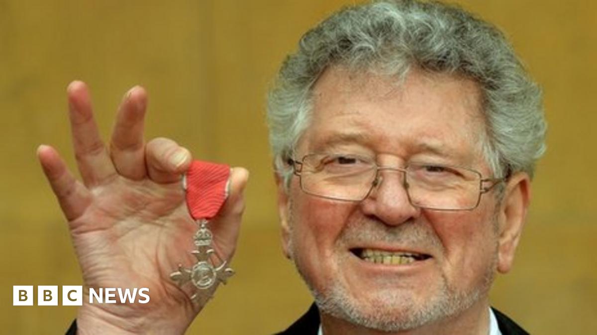 'Grandfather of fencing' Brian Dickinson collects MBE - BBC News