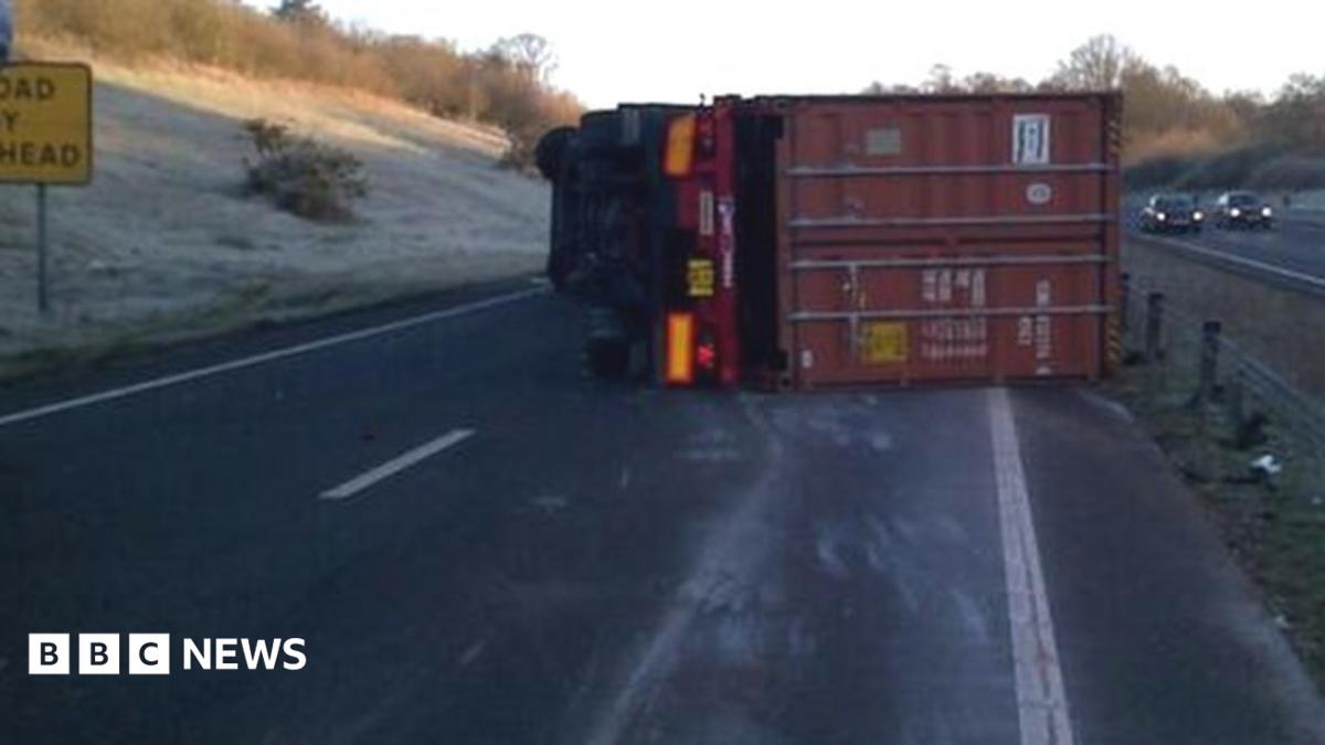 Lorry overturns on A34 in Berkshire killing driver - BBC News