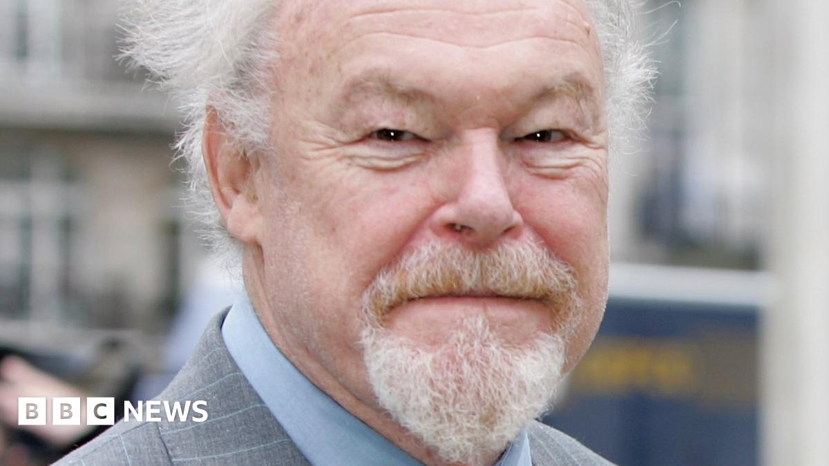 EastEnders' Timothy West: 'Soaps undervalue old actors' - BBC News