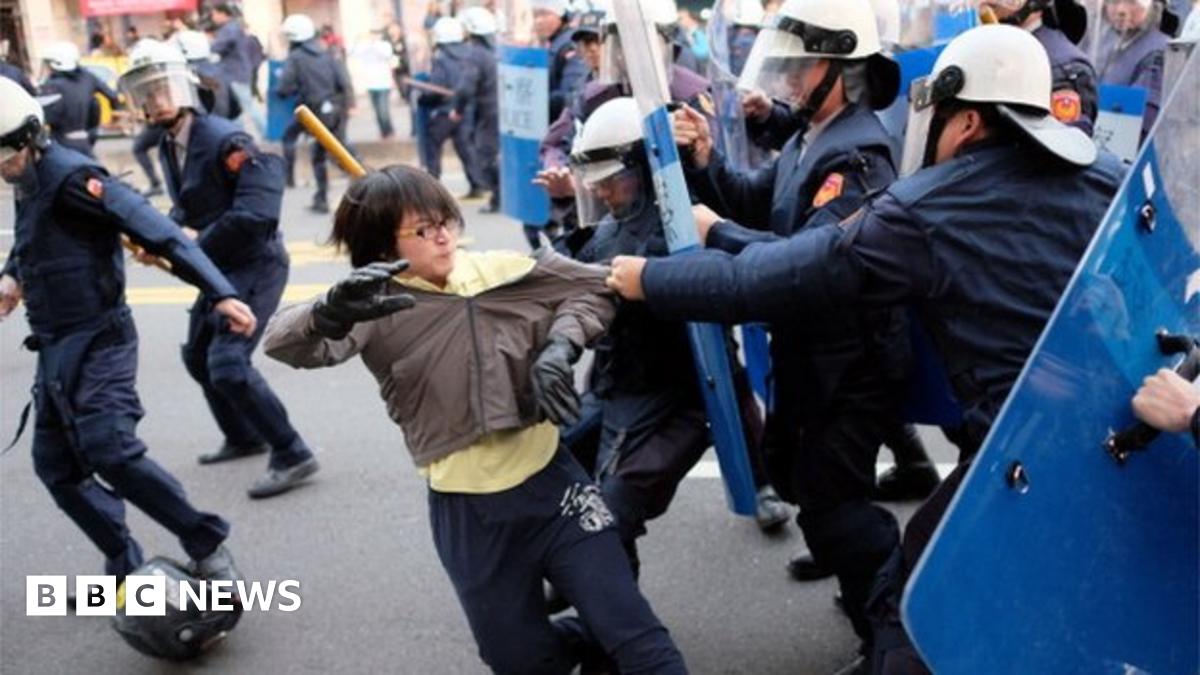 What unprecedented protest means for Taiwan - BBC News