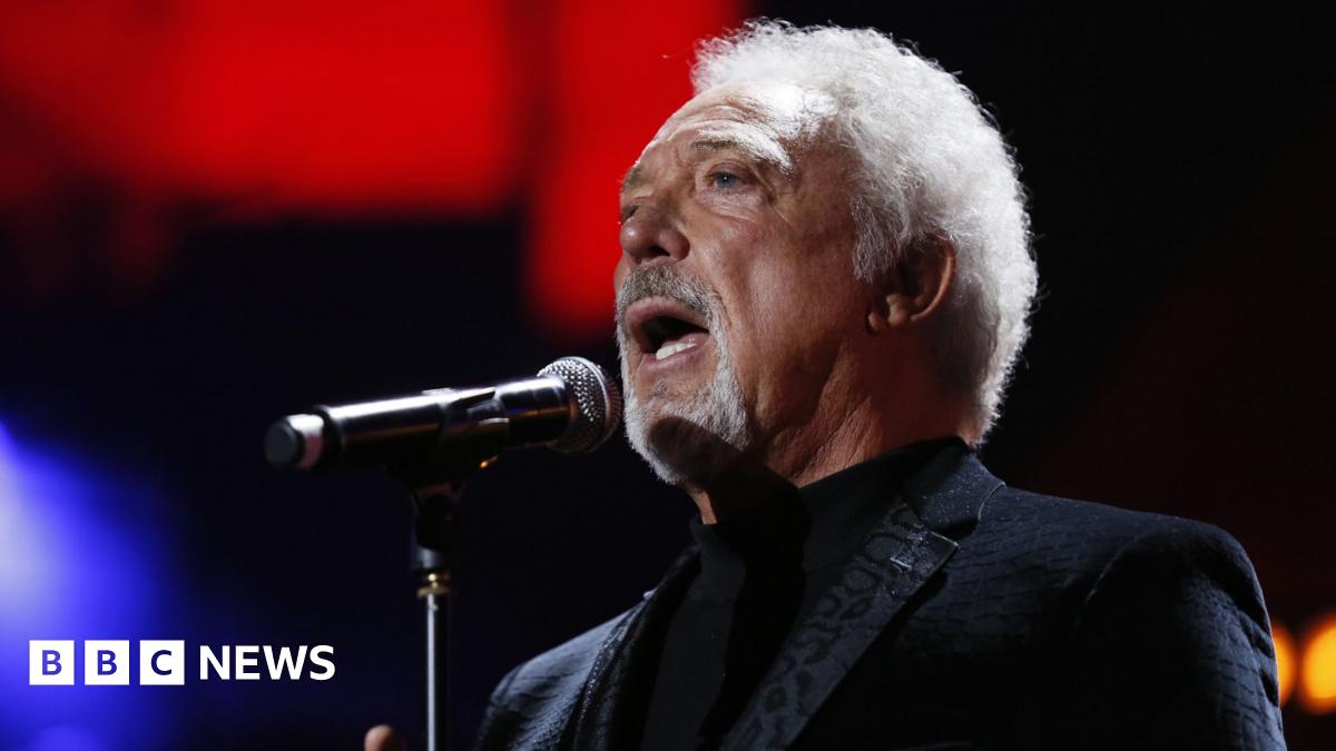 Tom Jones to sing at Belladrum Tartan Heart Festival - BBC News