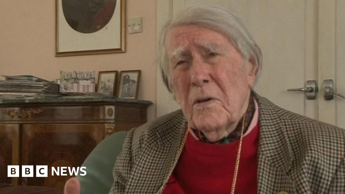 Bletchley Park codebreaker Jerry Roberts dies, aged 93 - BBC News