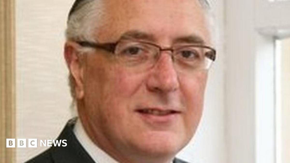 Stafford Borough Council leader Mike Heenan asked to resign - BBC News