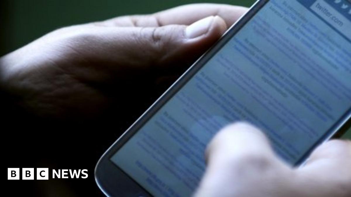 Smartphone overuse may 'damage' eyes, say opticians - BBC News