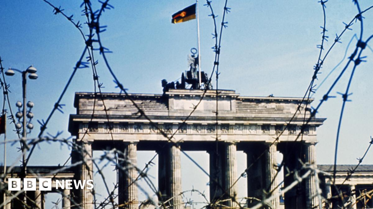 The six key moments of the Cold War relived - BBC News