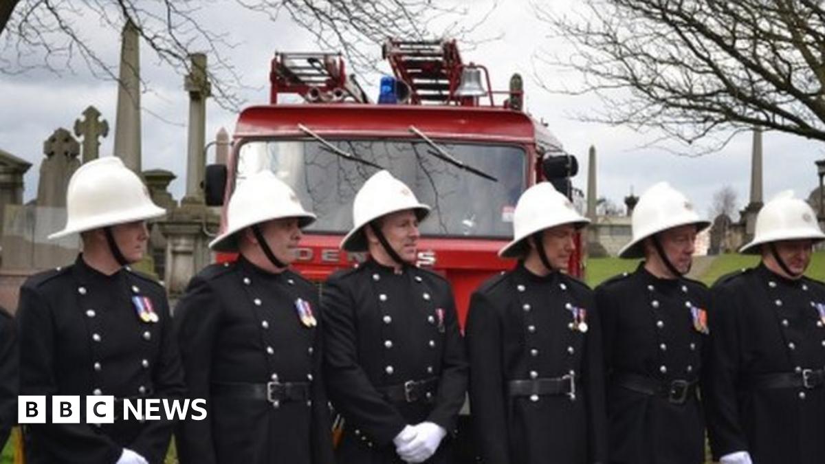 Service in Glasgow remembers Cheapside Street fire disaster - BBC News