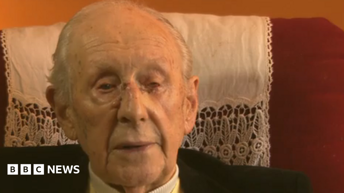 'Spycatcher' Harry Chapman Pincher dies aged 100 - BBC News