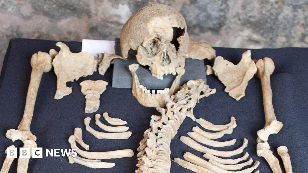 Black Death skeletons unearthed by Crossrail project - BBC News