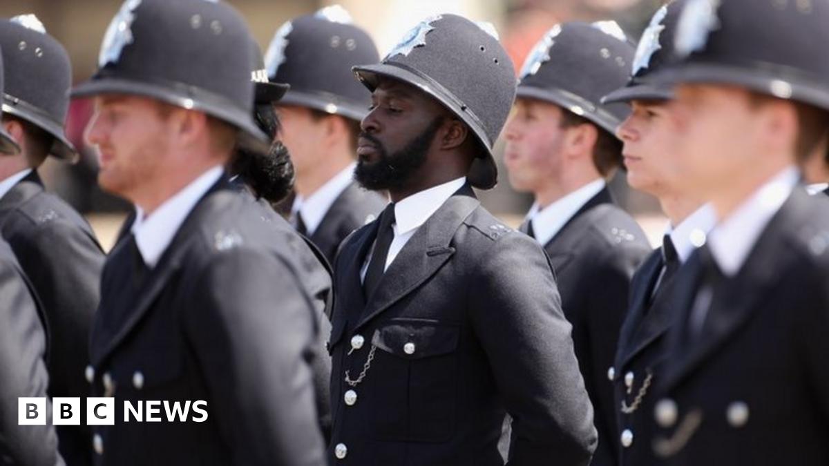Police fast-track scheme to 'open up' top ranks - BBC News