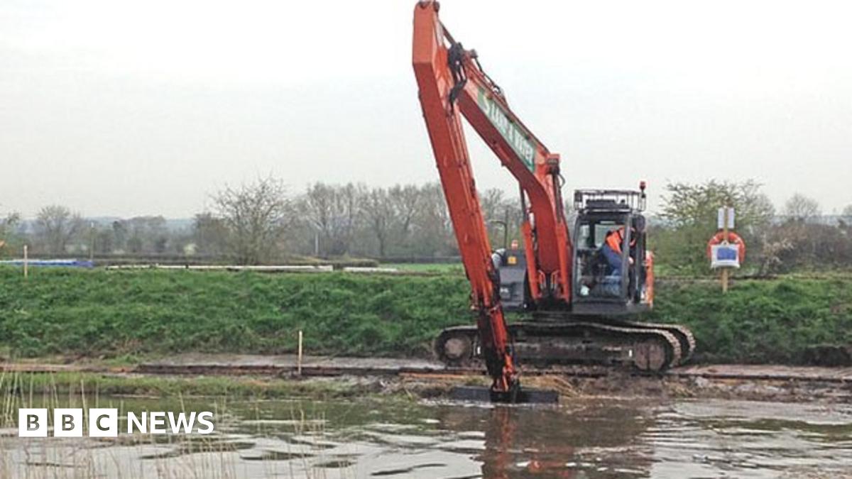 Somerset floods: River dredging begins on Parrett and Tone - BBC News