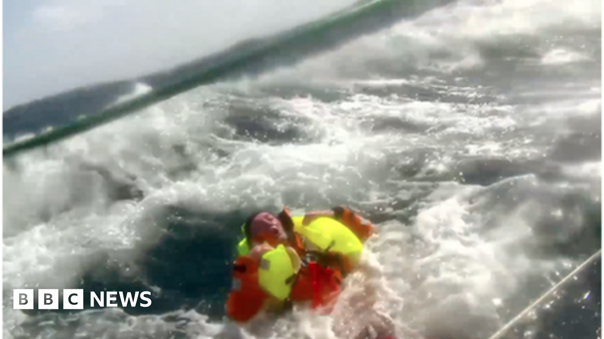 Andrew Taylor falls overboard in round the world race - BBC News