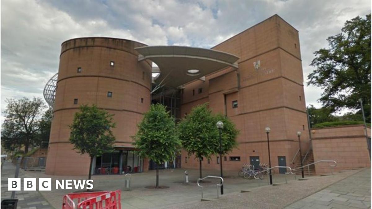 Police called to Dundee library over noise disturbance - BBC News