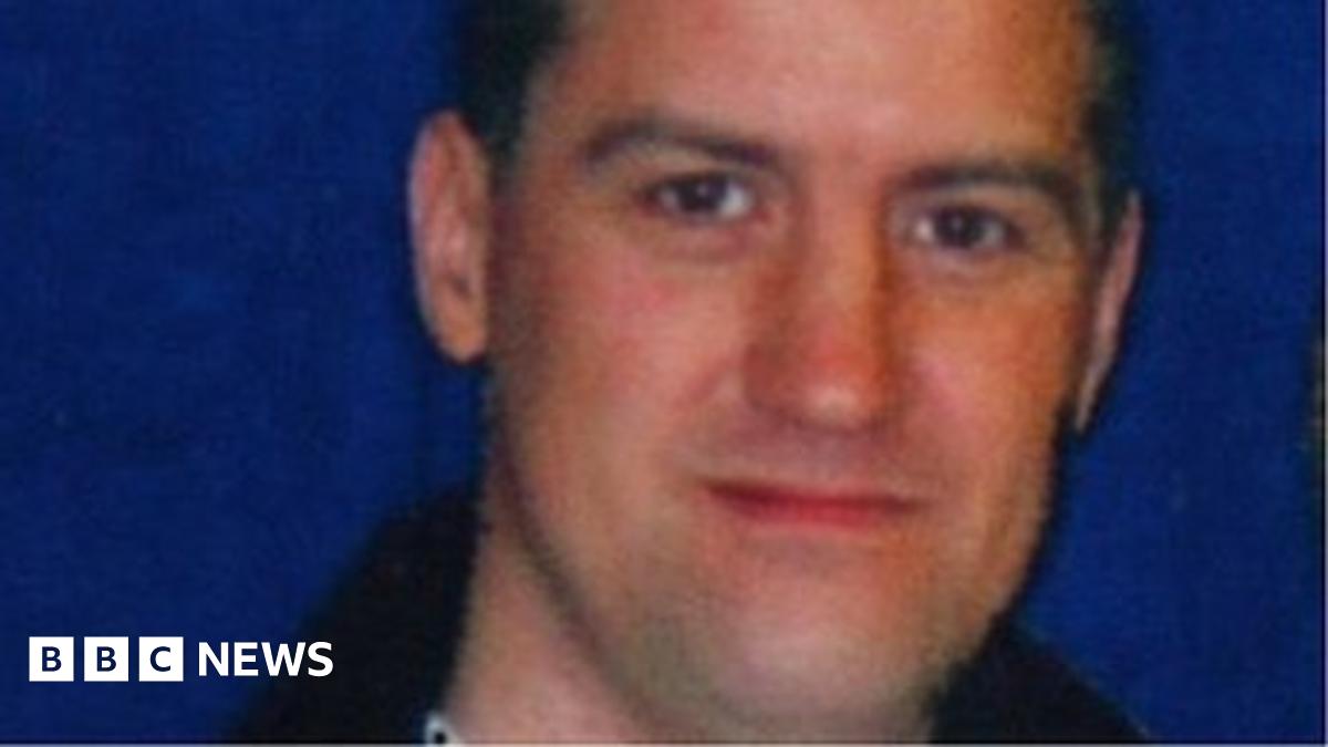 Officer 'tried to sleep' as prisoner killed himself - BBC News