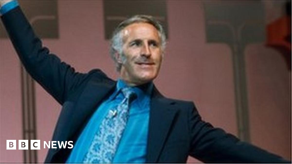 Sir Bruce Forsyth's old-fashioned appeal - BBC News