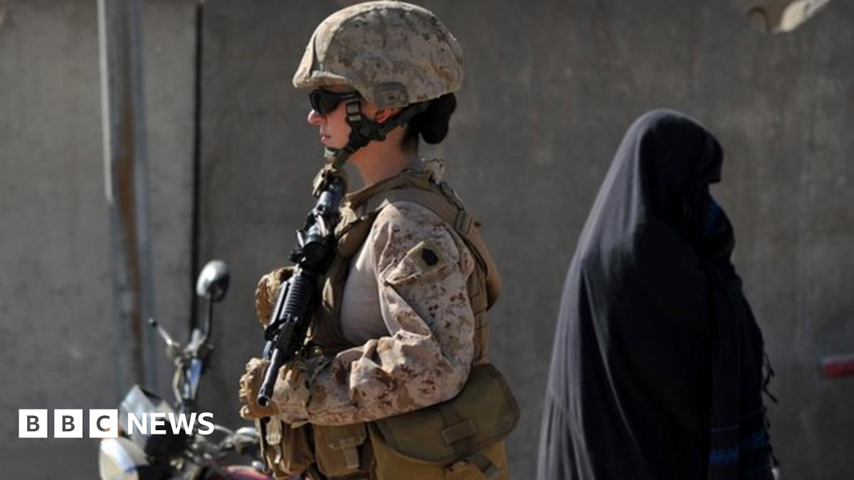Army 'must consider' female combat roles - BBC News