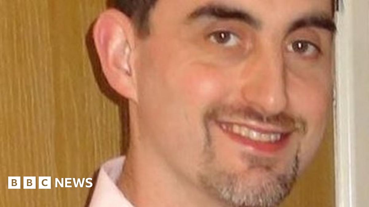 Gareth Utting: Tributes to heart attack teacher - BBC News