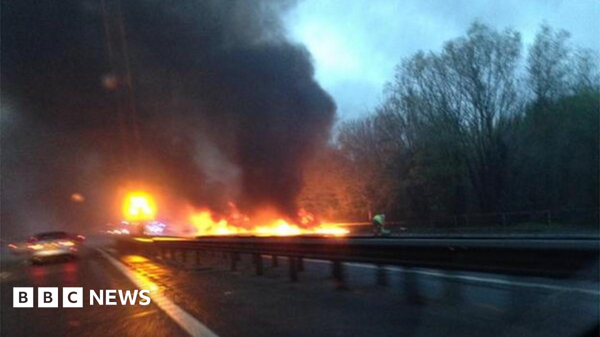 Coach fire shuts M40 during morning rush hour - BBC News
