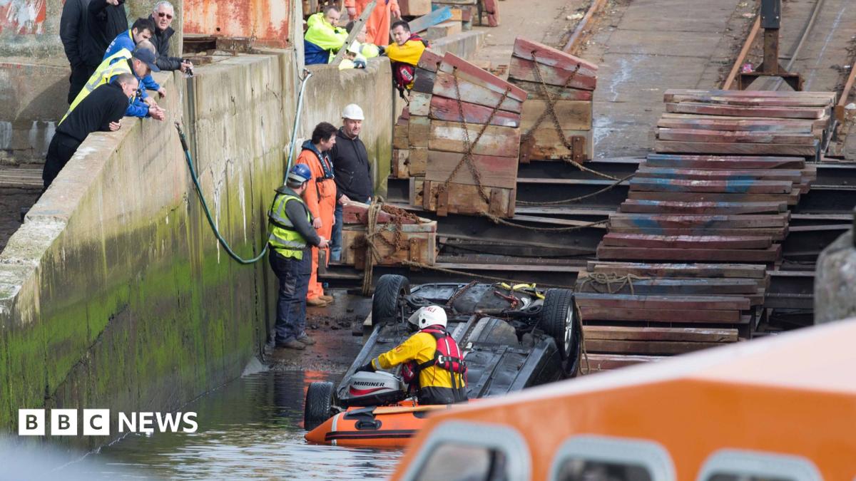 Man dies after taxi enters water at Peterhead harbour - BBC News