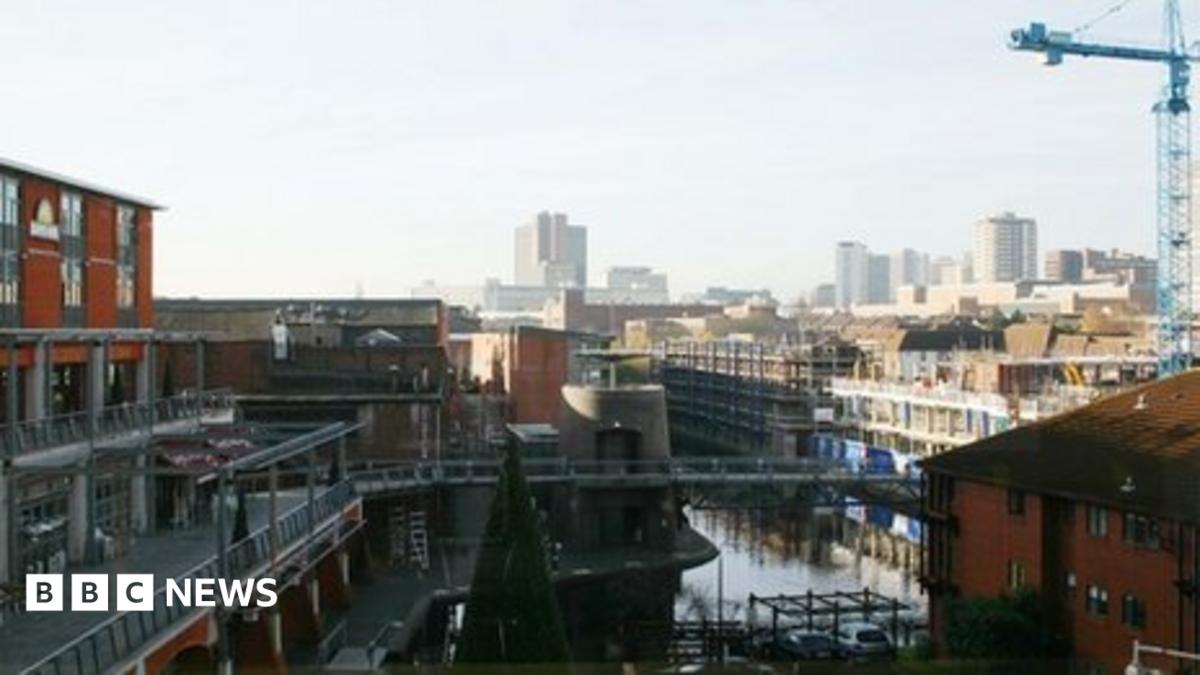 Canal silt dredging scheme starts in West Midlands - BBC News