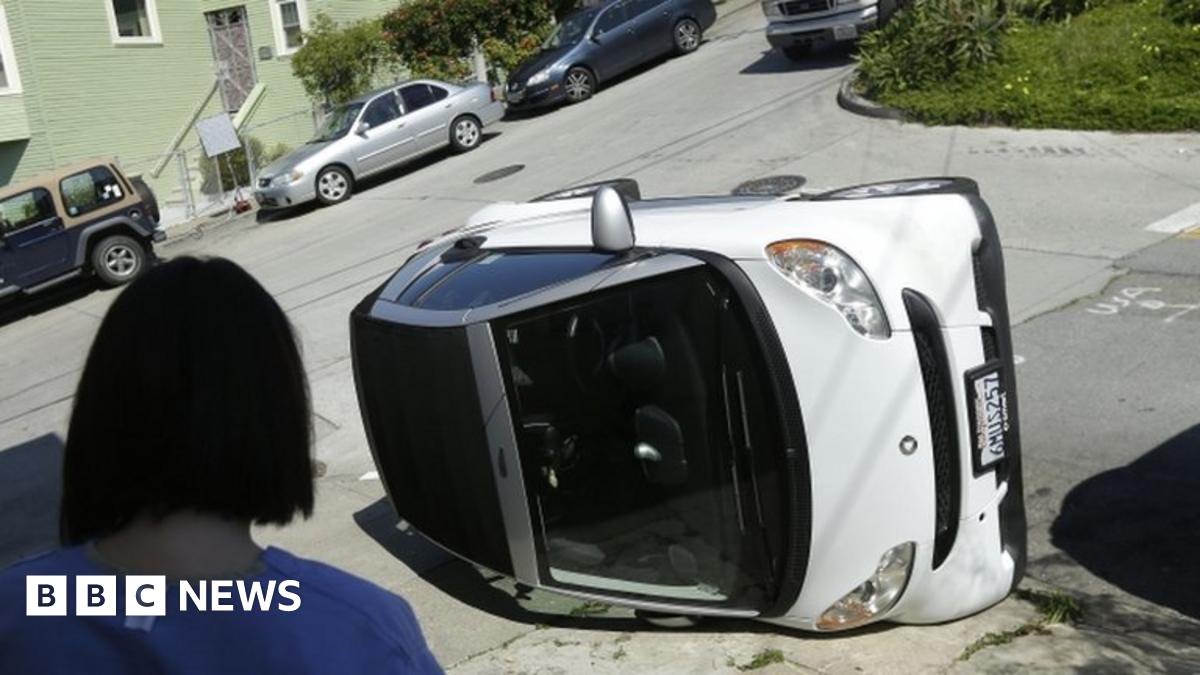 Smart cars overturned in California crime spree - BBC News