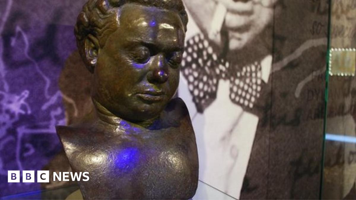 Poet Dylan Thomas' work returns to centre in Swansea - BBC News