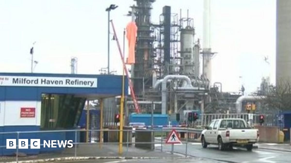 Murco: Sale 'agreed' for oil refinery in Milford Haven - BBC News