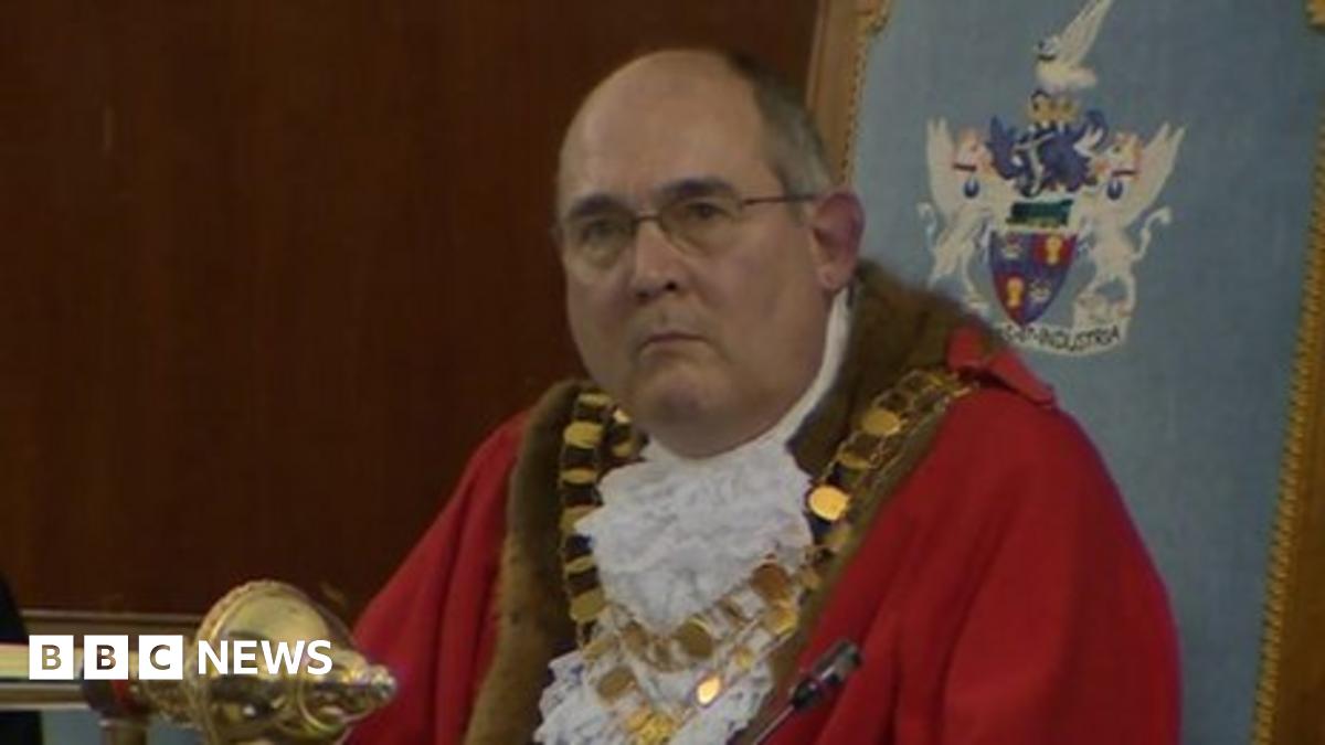 Swindon mayor resigns over disability comment - BBC News