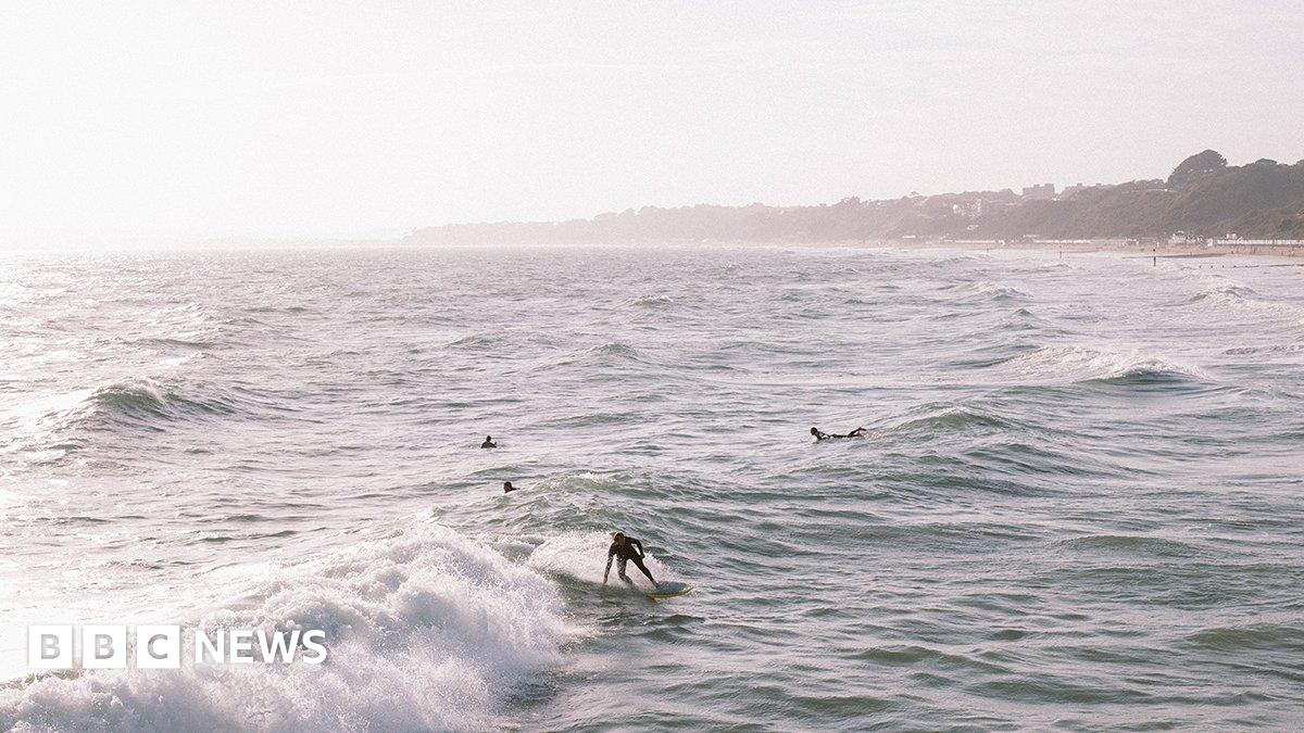 Artificial reef makes Boscombe surfers 'laughing stock' - BBC News